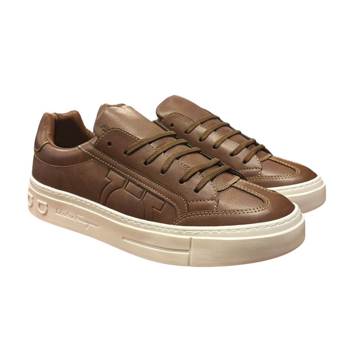 Tenis Ferragamo Gancio color café caramelo con suela color blanco mate