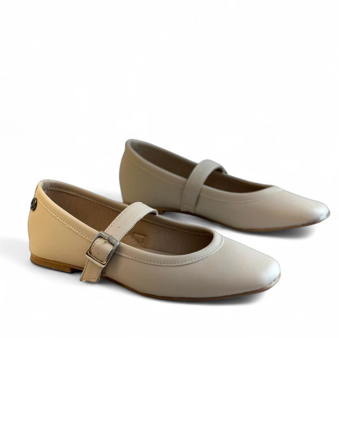 Zapatos bajos tipo balerina color latte modelo Madrid by Nikita Shoes
