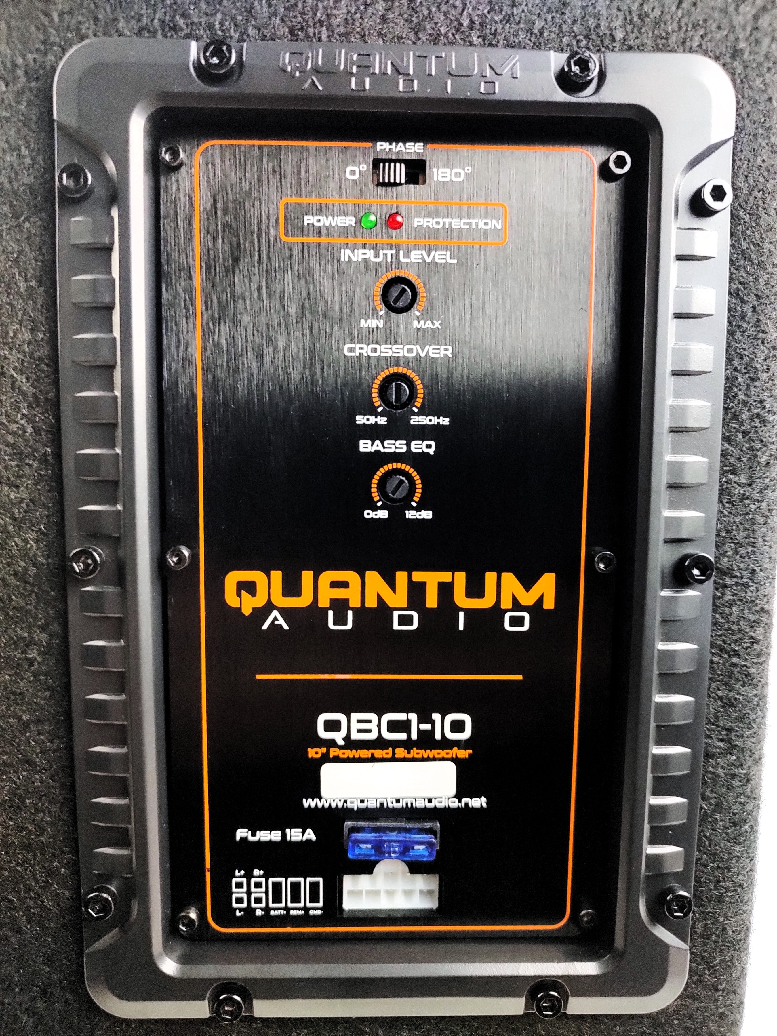 Subwoofer Amplificado Quantum QBC1-10 250w RMS 10 Pulgadas 4 Ohms