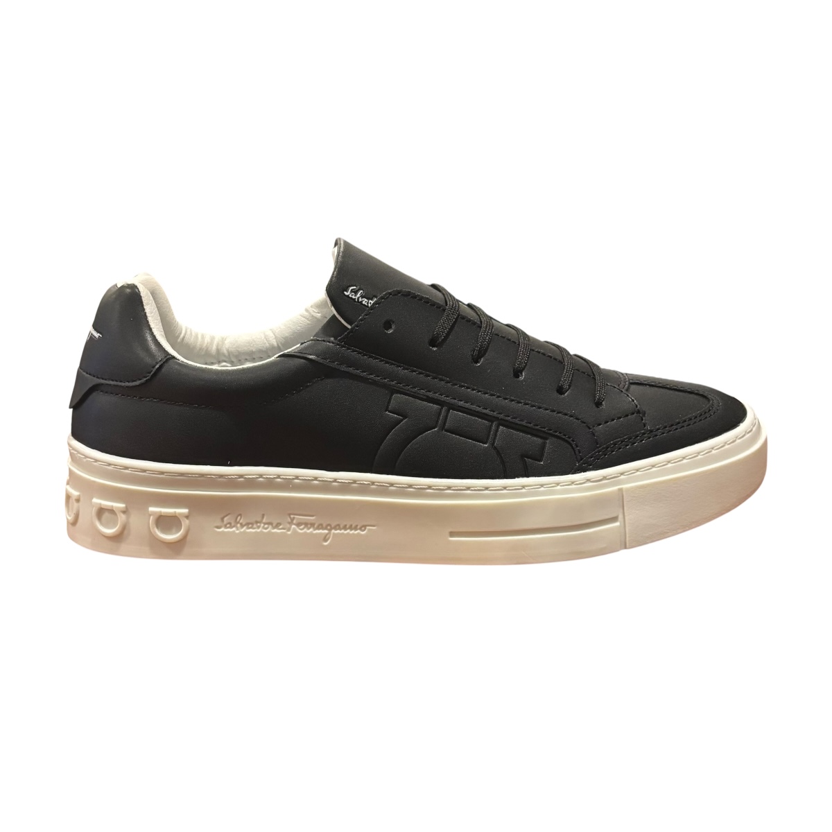 Tenis Ferragamo Gancio color negro con suela color blanco mate
