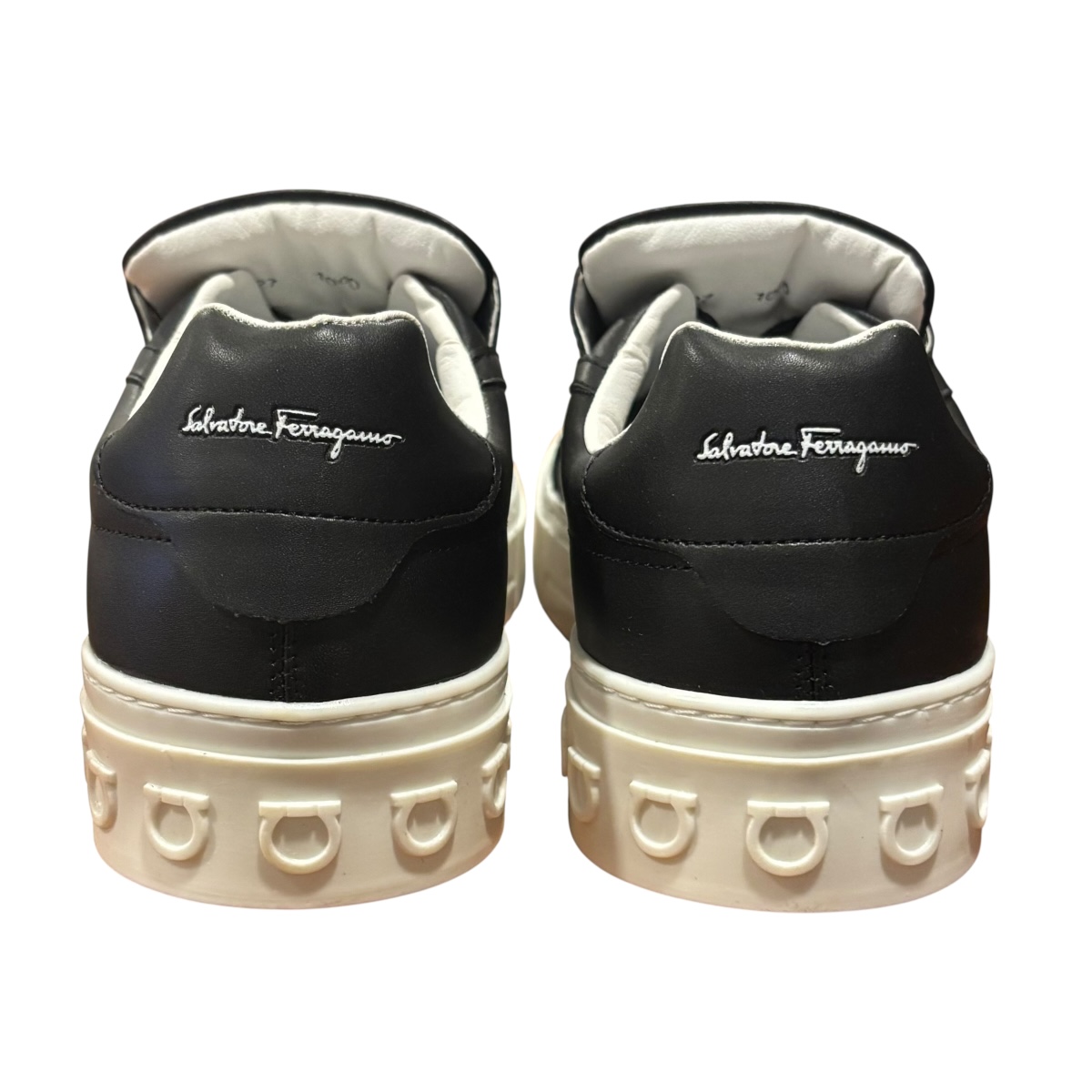 Tenis Ferragamo Gancio color negro con suela color blanco mate